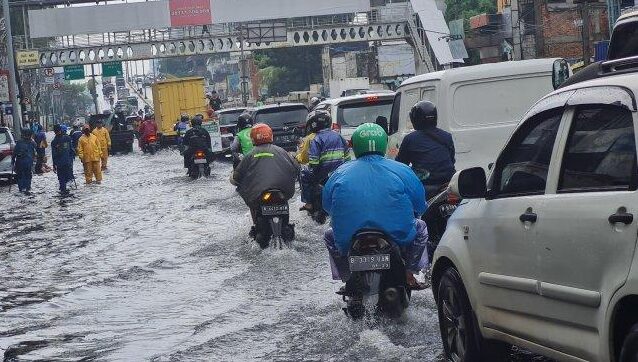 Jakarta Hujan Deras, Sejumlah Jalan Macet Total - INTRA62.COM